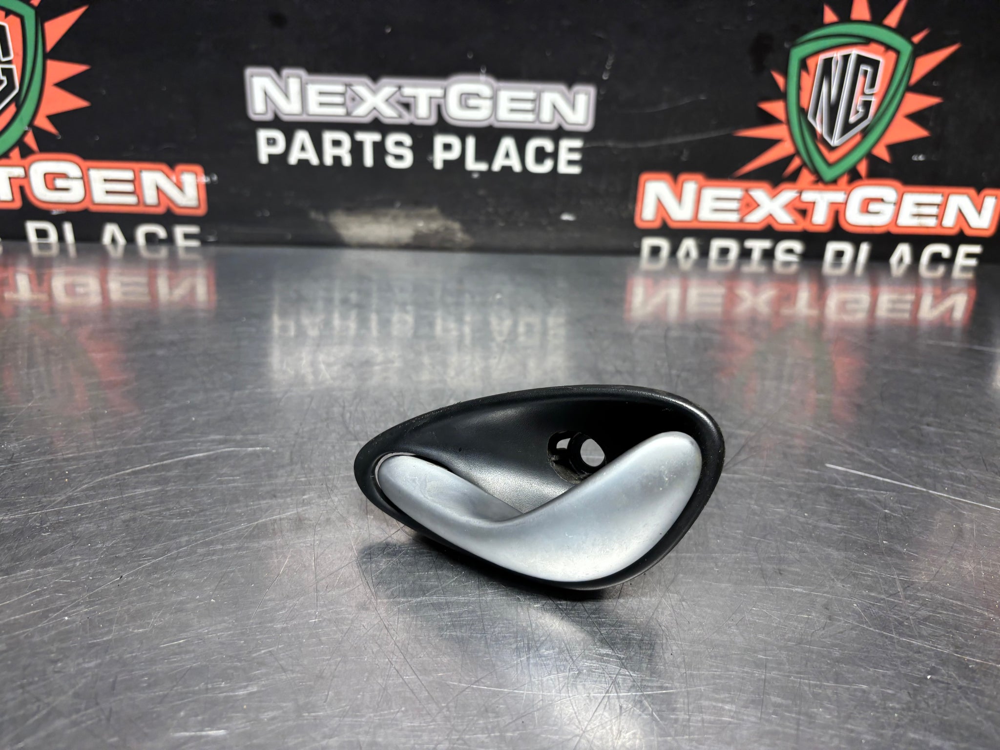 04-06 PONTIAC GTO LH DRIVER SIDE INTERIOR DOOR HANDLE 92055321 OEM #11 – NextGenPartsPlace