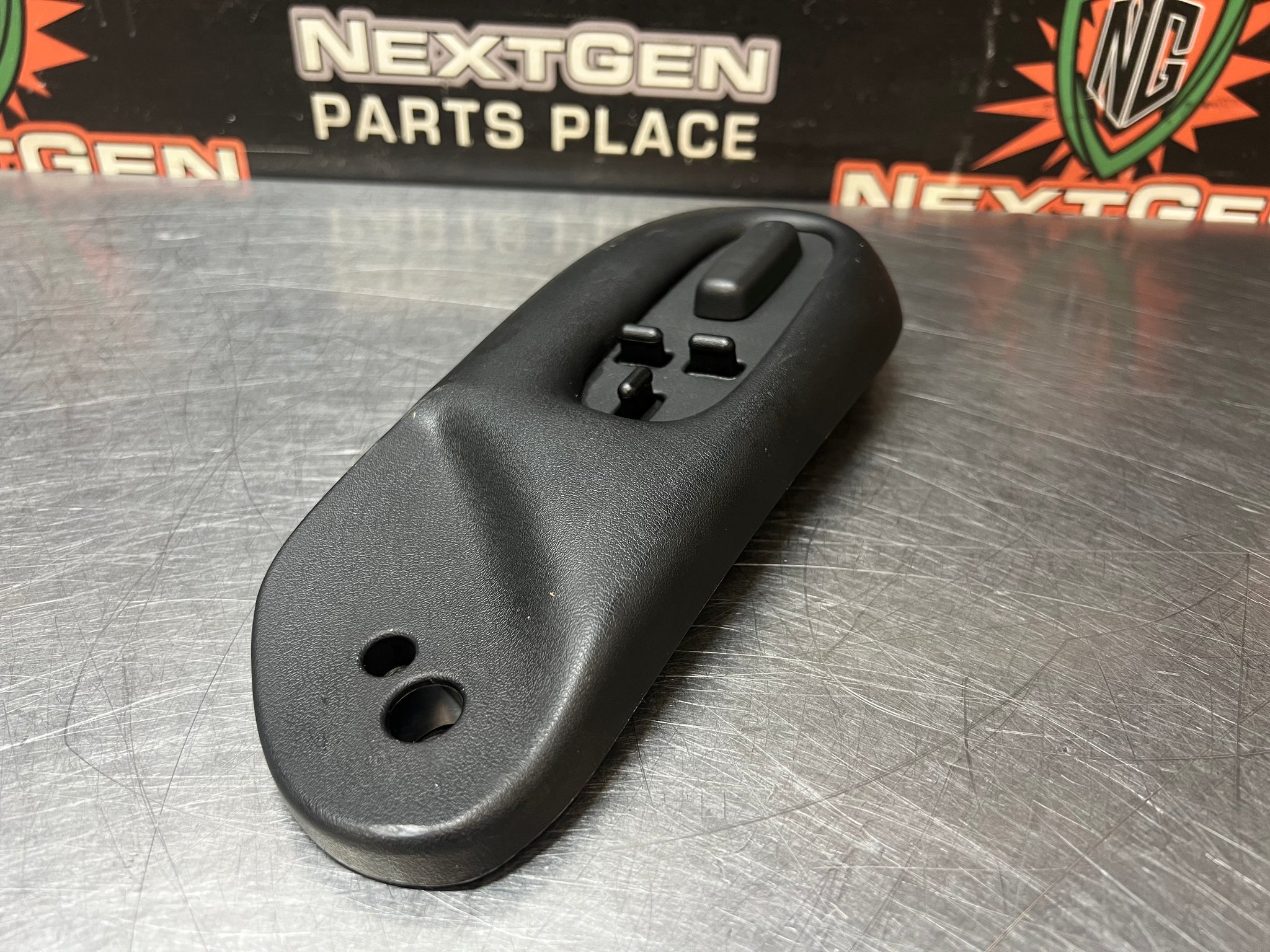 97-04 C5 CORVETTE RH PASSENGER SEAT CONTROL UNIT HOUSING 12135158 1245 – NextGenPartsPlace