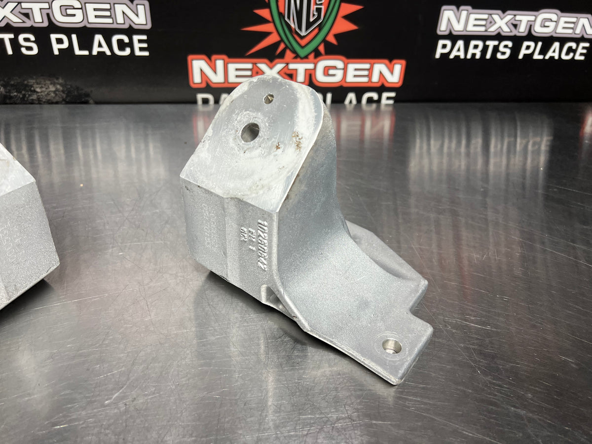 97-04 C5 CORVETTE MOTOR MOUNT BRACKETS 10260642 10260643 #734 ...