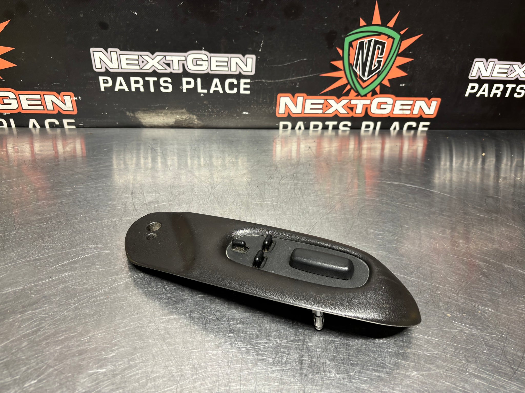 97-04 C5 CORVETTE LH DRIVER SEAT CONTROL UNIT & HOUSING 12135159 12455 – NextGenPartsPlace