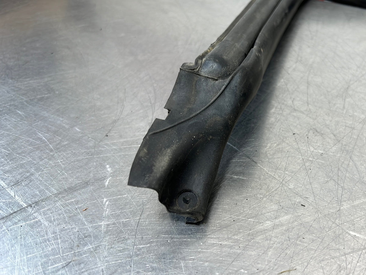 1999-2004 C5 Z06 FRC RH PASSENGER SIDE WINDOW ROOF SEAL OEM #VV1042 ...