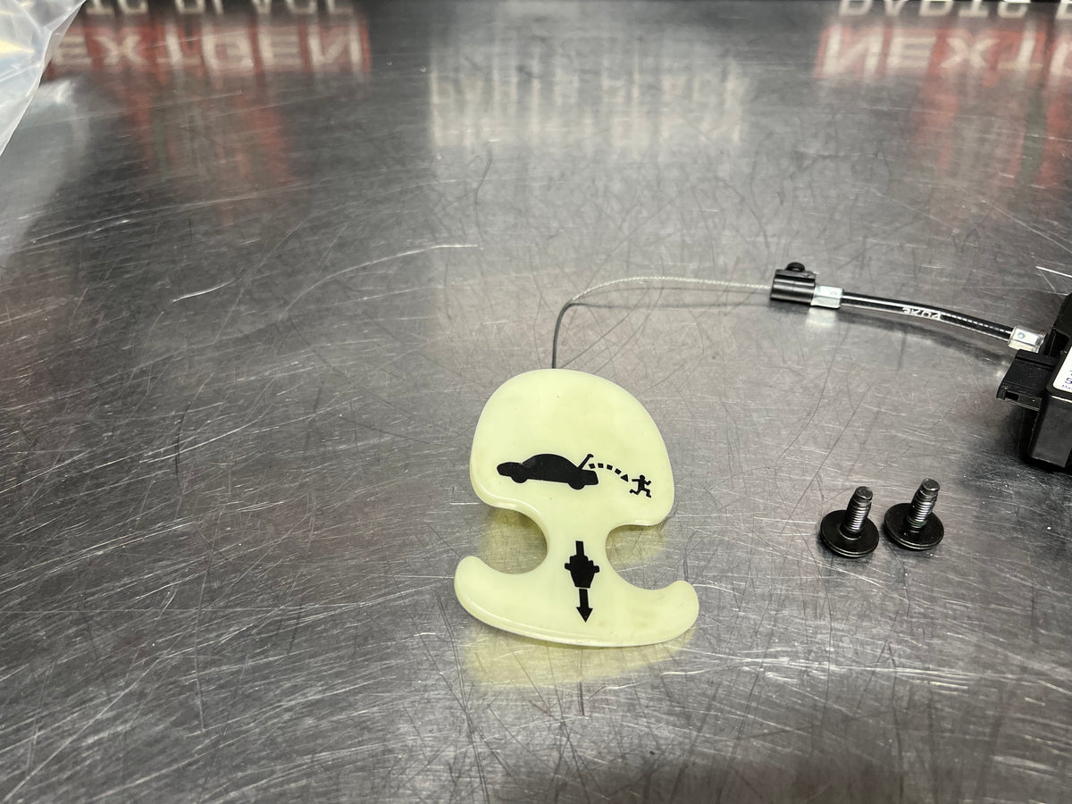 2014 CAMARO SS INSIDE TRUNK RELEASE OEM 13501988 #1008 – NextGenPartsPlace