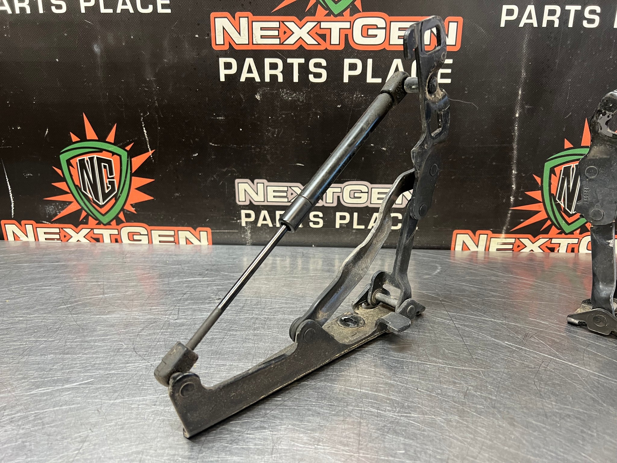 05-13 C6 CORVETTE CONVERTIBLE TRUNK HINGES OEM #1266 – NextGenPartsPlace